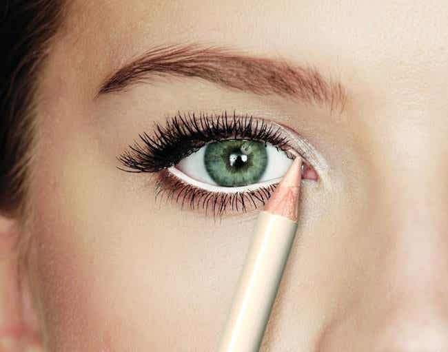 6 astuces pour agrandir vos yeux et rajeunir le regard - Esprit & Santé
